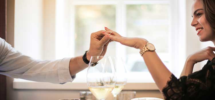 Tout savoir sur les fiançailles en France (organisation, bague, cadeau)